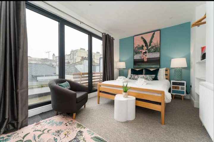 Brighton Rooftops 10 Guests | House At Home Stays - Brighton