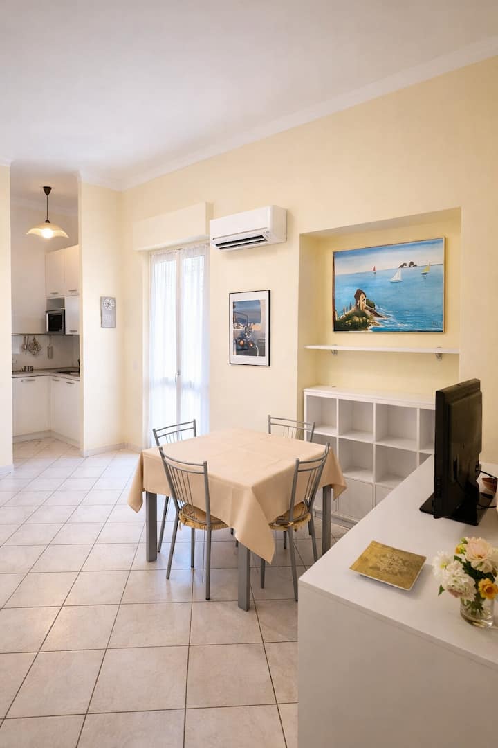 Cosy Colourful Seaside Flat - Alassio