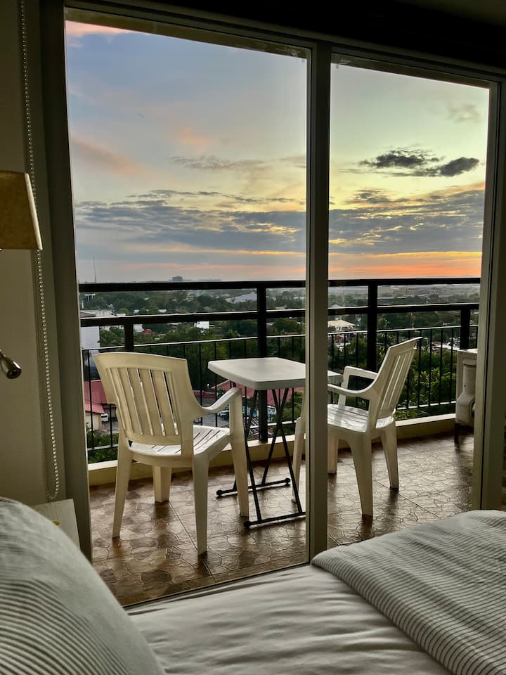 Peache's Crib A Cozy 1br Apt Beside Robinsons Mall - Bacolod