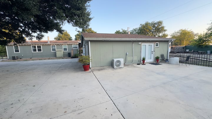 Cozy Guest House - Buda, TX