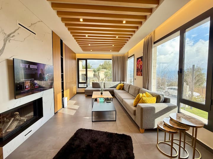 Luxurious Villa In Kfardebiane - Libanon
