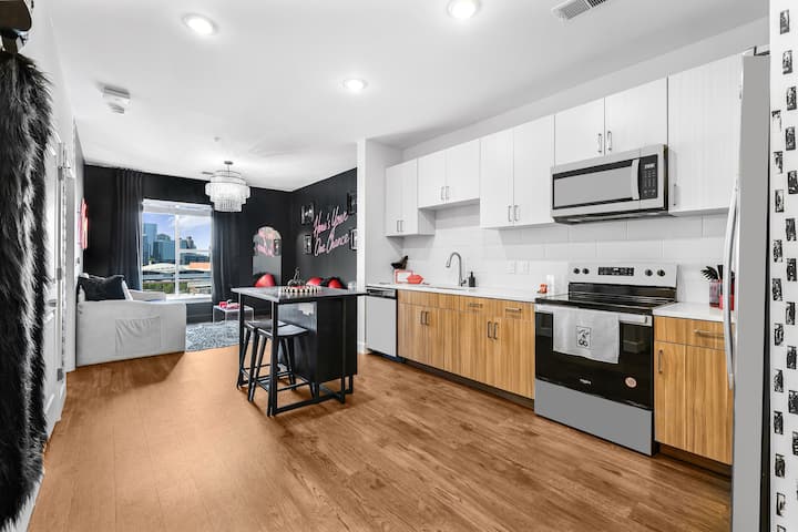 The Fancy | Walkable | Downtown Views | Pool+gym - Nashville, TN