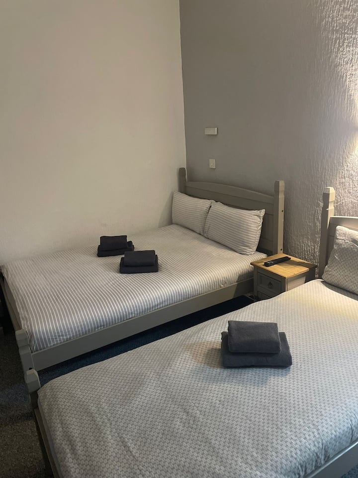 Windsor Hotel, Kirkcaldy 01 Family Room Sleeps 3 - Kirkcaldy