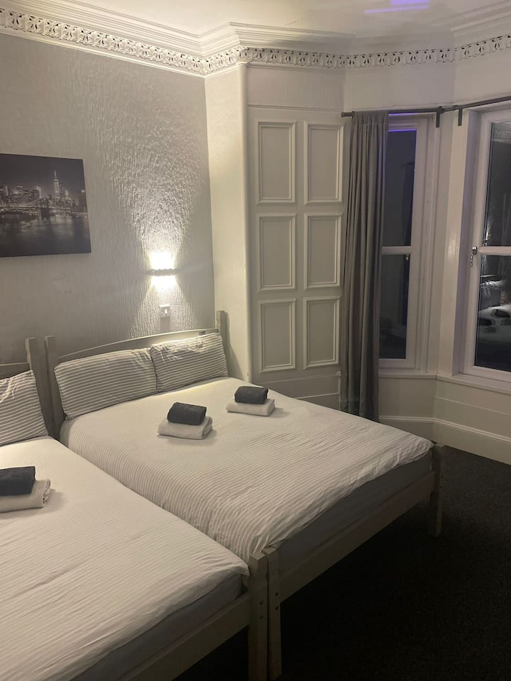 Windsor Hotel, Kirkcaldy 09 Family Room Sleeps 4 - Kirkcaldy