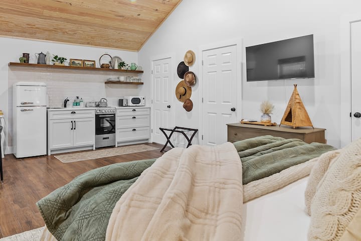 Freeport Cottage W/ Hot Tub | Rose District Dining - Broken Arrow, OK