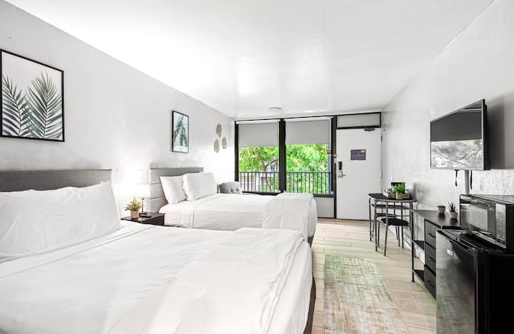 307- Hollywood Shops Dining/more - Hollywood, FL