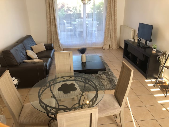 Duplex En Maison, Terrasse, Garage, Au Calme - Vénissieux