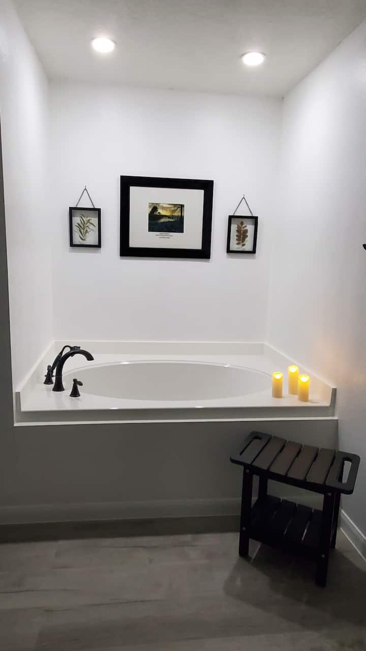 Hot Tub, Porch, Washer And Dryer, Modern Retreat - Lake Charles, LA