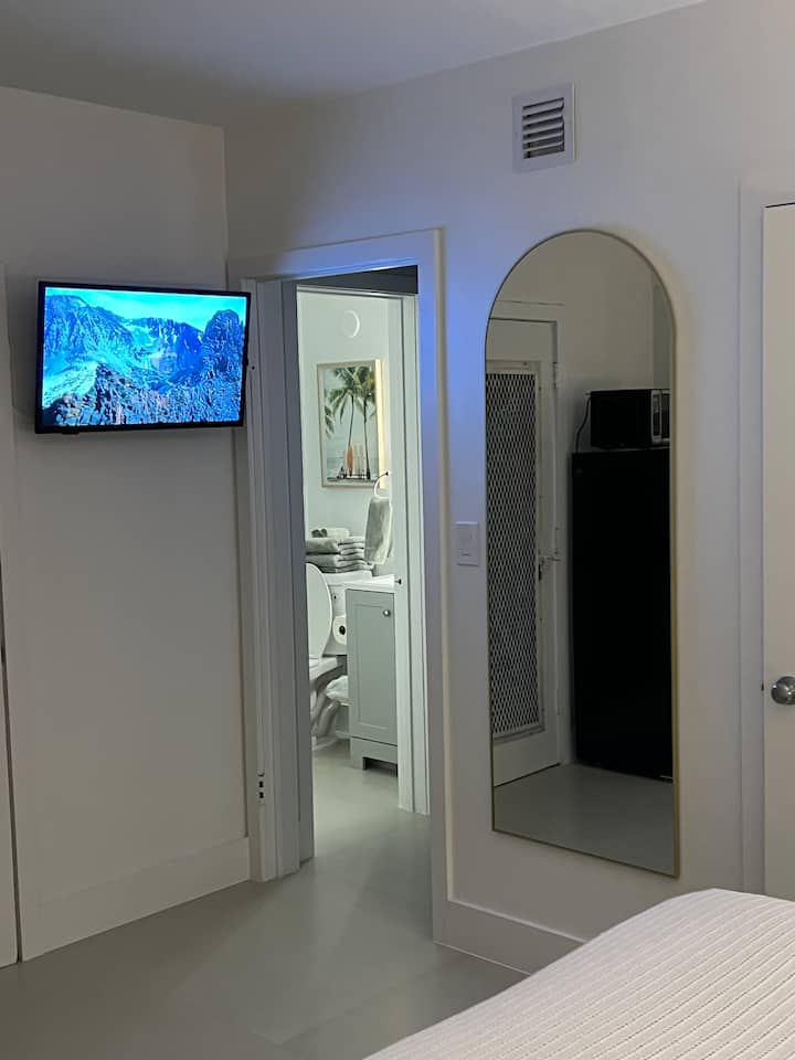 Luxury Modern Studio - Miami Gardens, FL