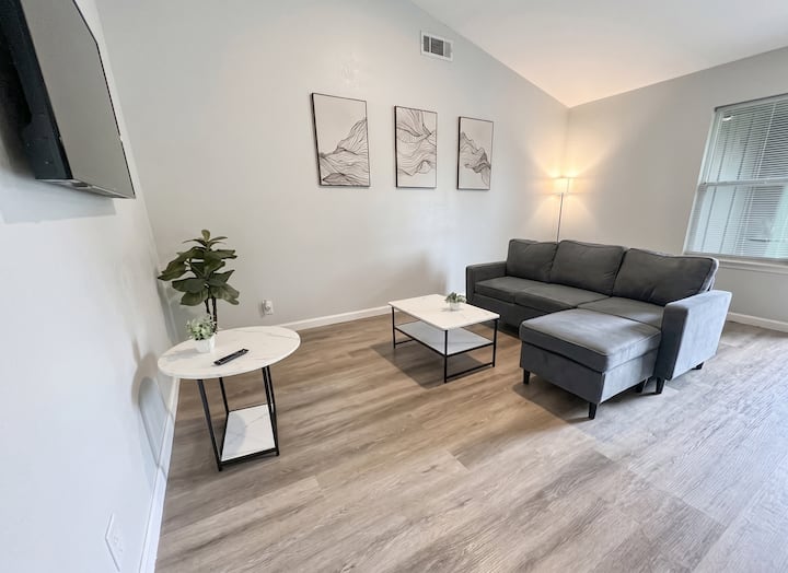 Sleeps 6 | 2nd Street District | Garage | Laundry - Austin, TX