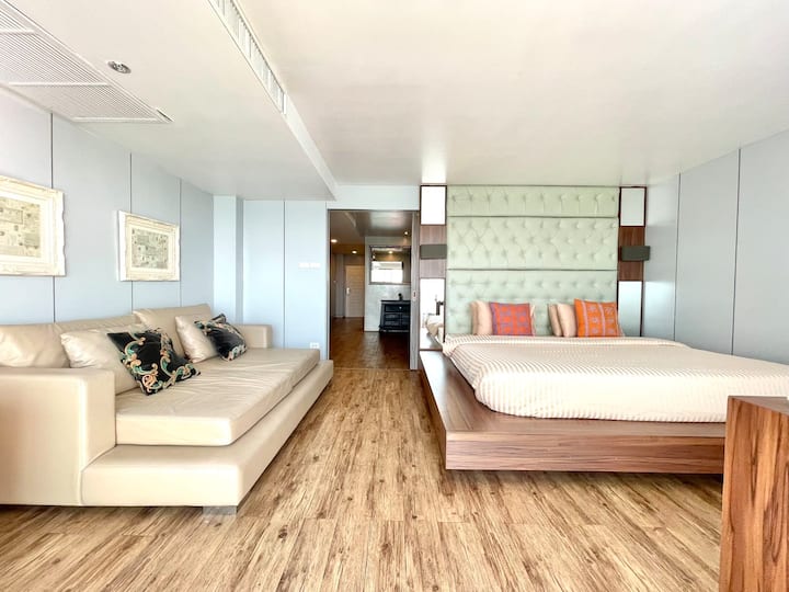 Romantic Beach Hotel - Pattaya City