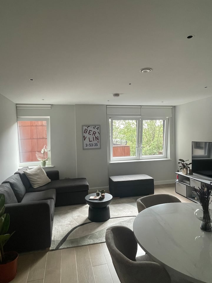 Modern One Bed Flat On Regent's Canal - London