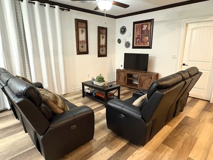 Charming 3-bedroom Retreat Near Austin - Leander, TX