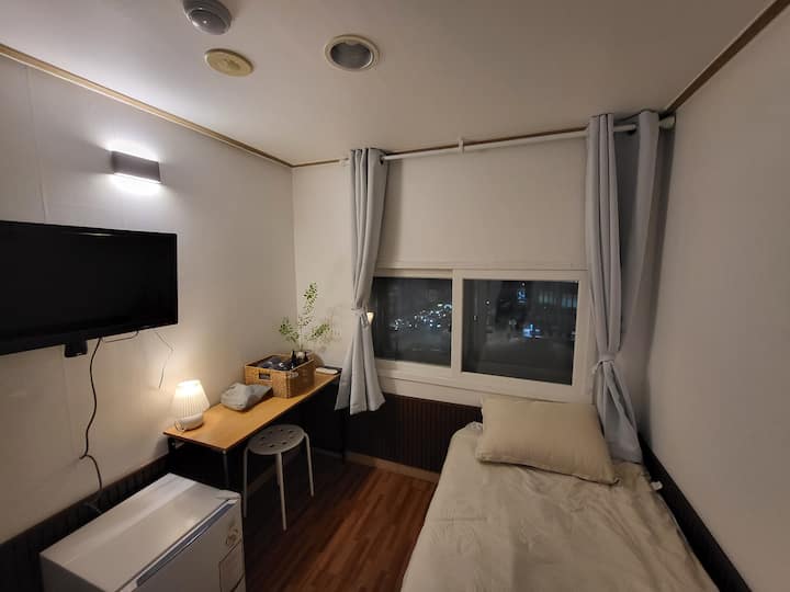 2u호스텔 401호(cheapest In 을지로. 개인샤워실, 세탁시설무료, 청계천뷰) - Seoul