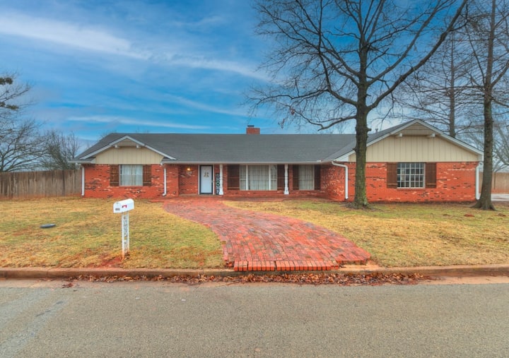 The “Sweet Home Oklahoma” House - Large Home&yard - Chandler, OK