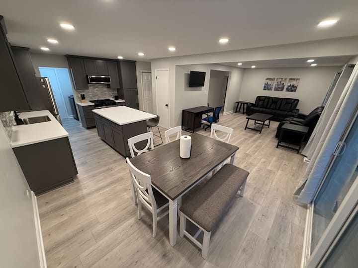 4br/2ba Modern Fresh Rehab Near O'hare - Elk Grove Village, IL