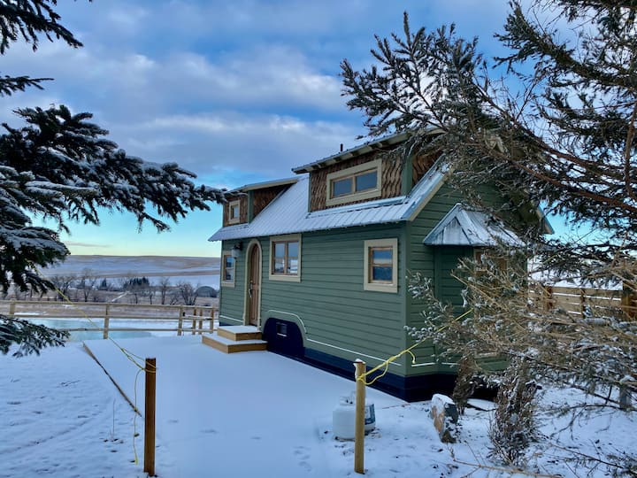 Classy Hillside Tiny House - Alberta