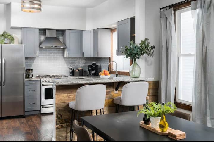 Modern Downtown Apartment - Milwaukee, WI