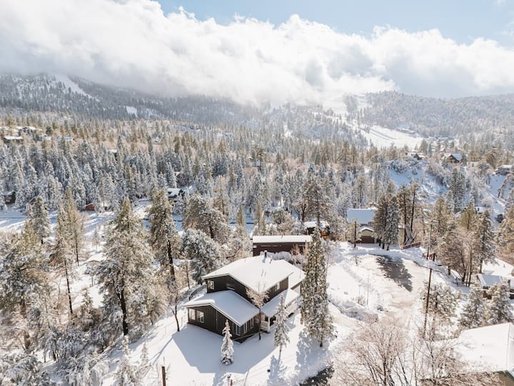 5 Min To Slopes! Mtn Views! Pool Table, Hot Tub - Big Bear Lake, CA