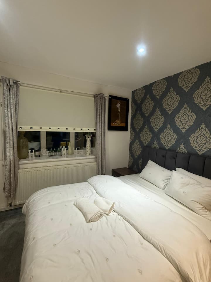 Large 7br House-6 Baths + Free Onsite Parking - Northampton, UK