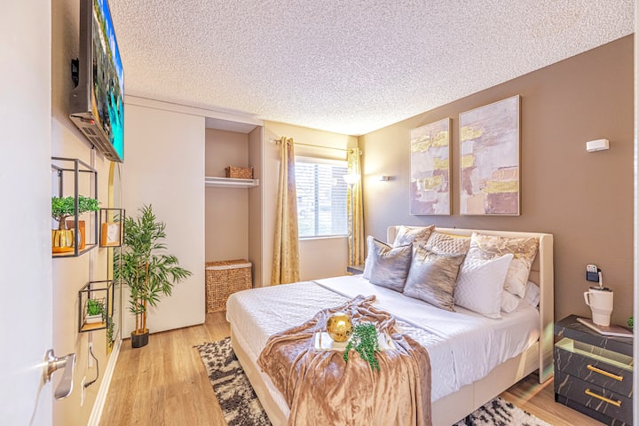 Chic Lux Stay~work Nook & Spa - Palmdale, CA