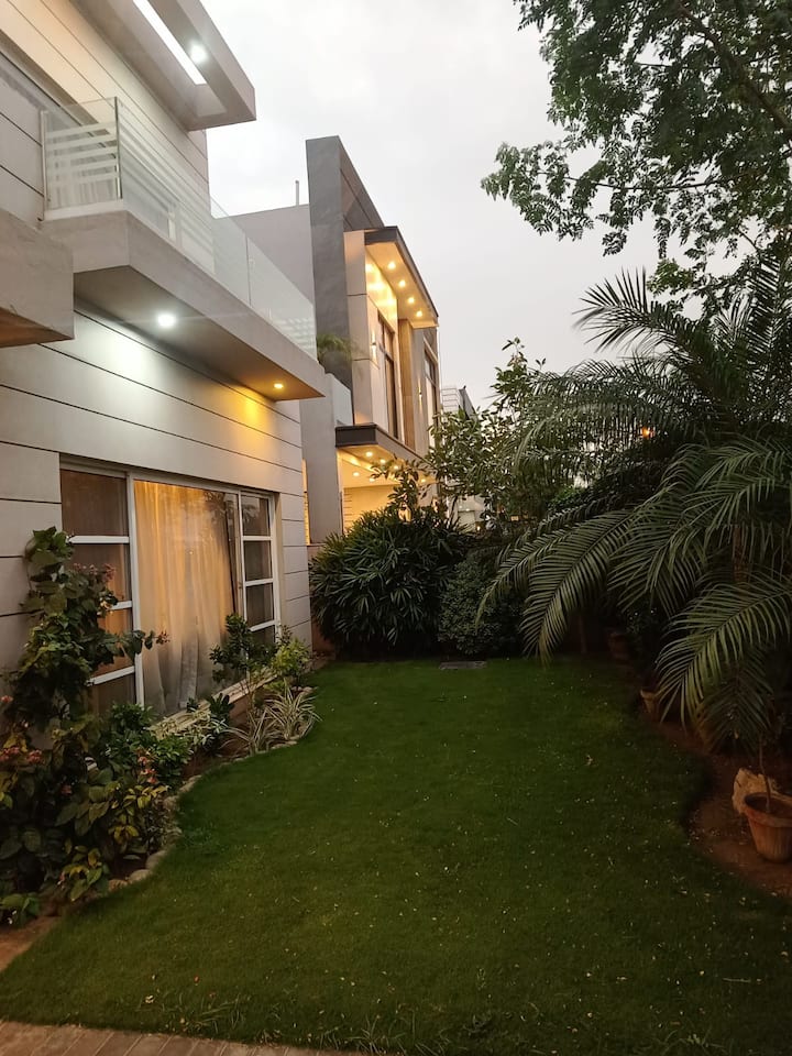 5 Bedrooms Full Furnished House - Lahore
