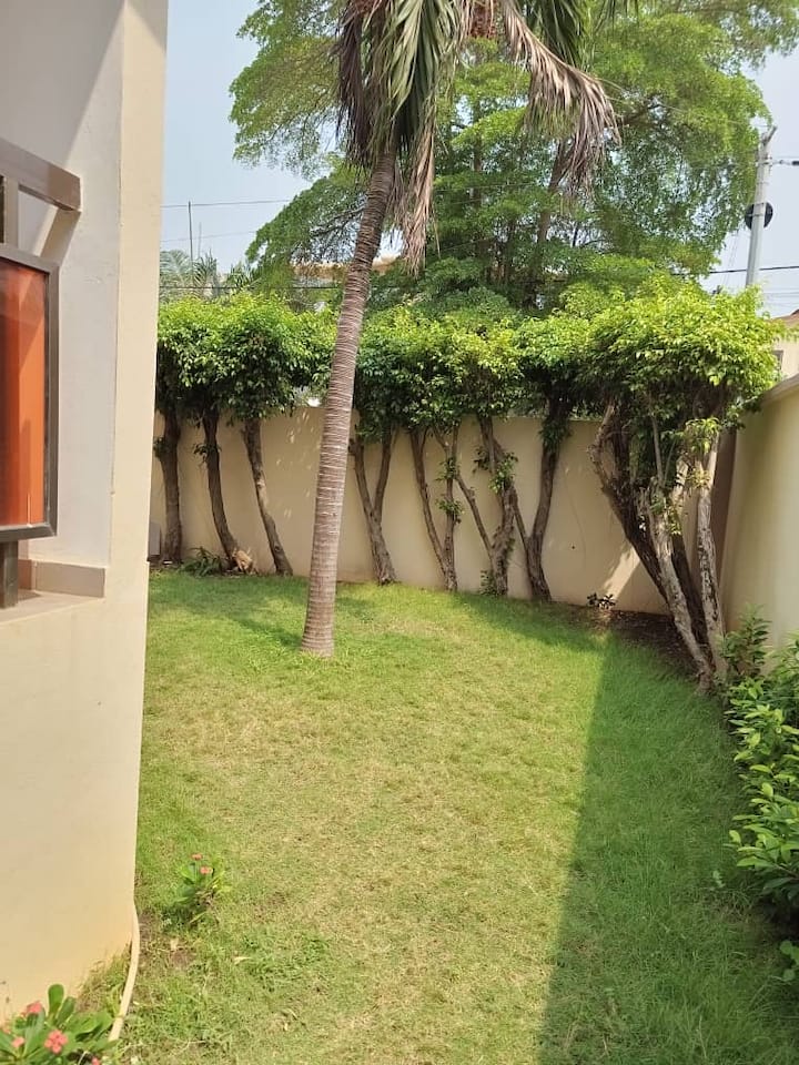 Maison Entière Meublée Avec 4 Belles Chambres - Cotonou