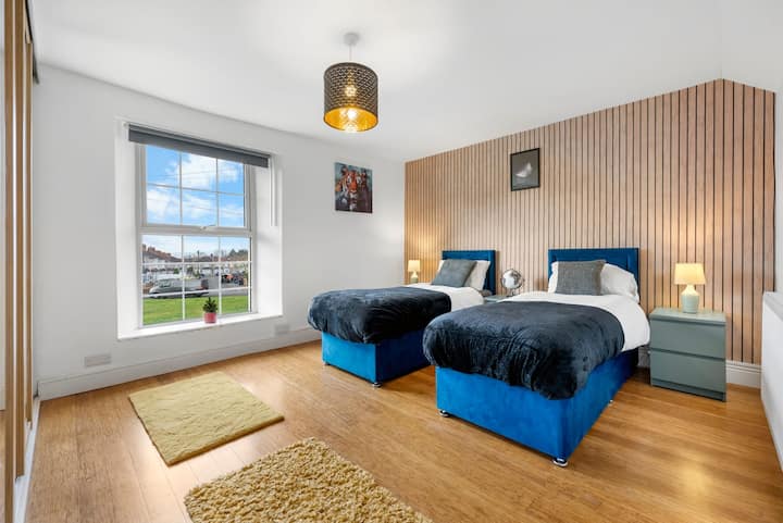 3 Bed House - Private Parking) - Bristol