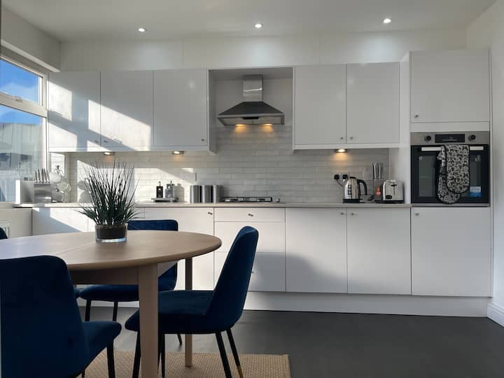 Spacious & Modern Home In Woodhouse – Sleeps 10! - Leeds
