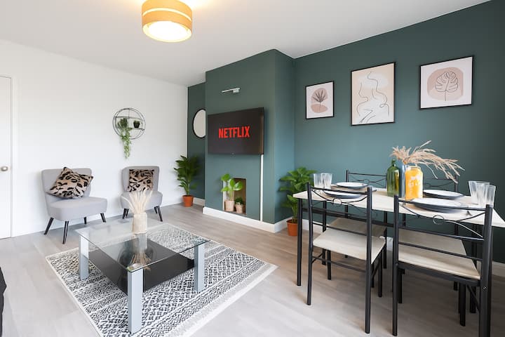 Contractor-ready 3br • 7 Beds • Parking & Wi-fi - Leeds