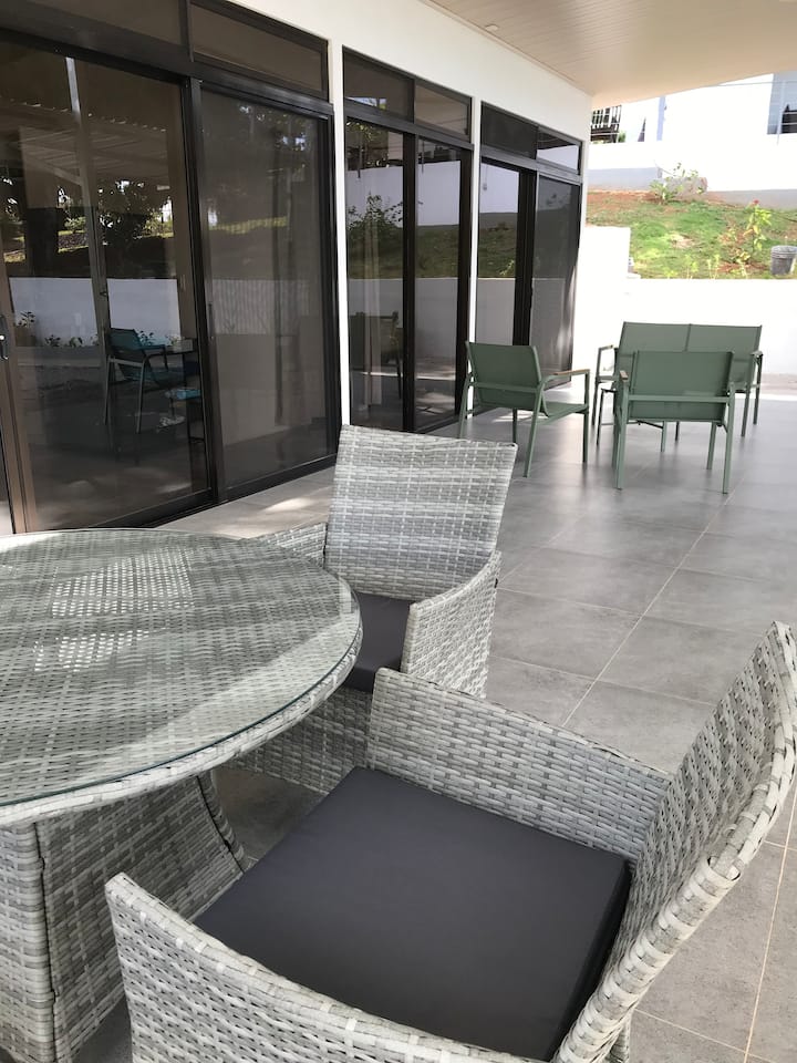 Le Petit Bonheur - Macacona