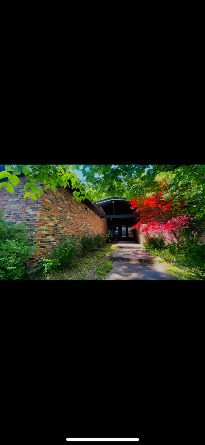 Redwood Ranch Getaway - Albion, MI