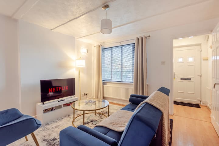 Cosy Home With Parking | Sleeps 4 - Manchester