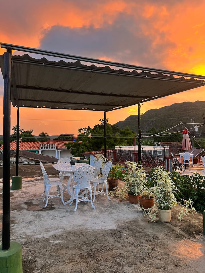 Laura Y Lian: Privado Y Terraza Vista Al Atardecer - Vinales