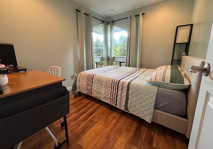 Small Sunny Room - Woodinville, WA