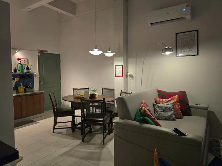 Cozy Mid-century Loft House, 15 Mins Bkk Airport - Aéroport Suvarnabhumi de Bangkok (BKK)
