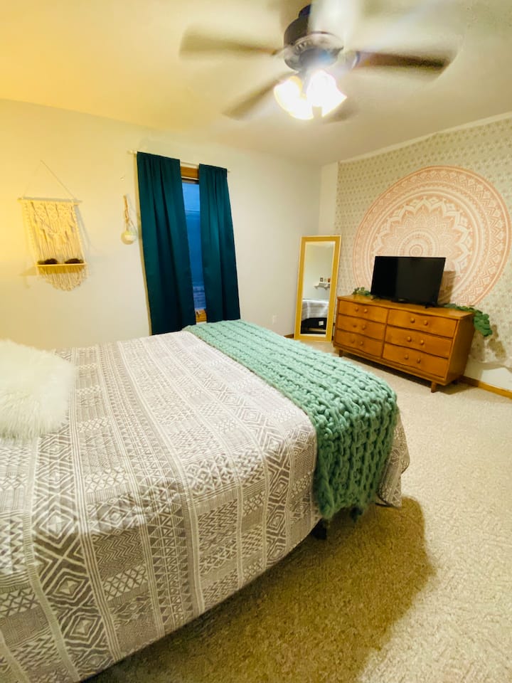 Tranquil Haven Retreat + Jetted Tub - Springfield, MO