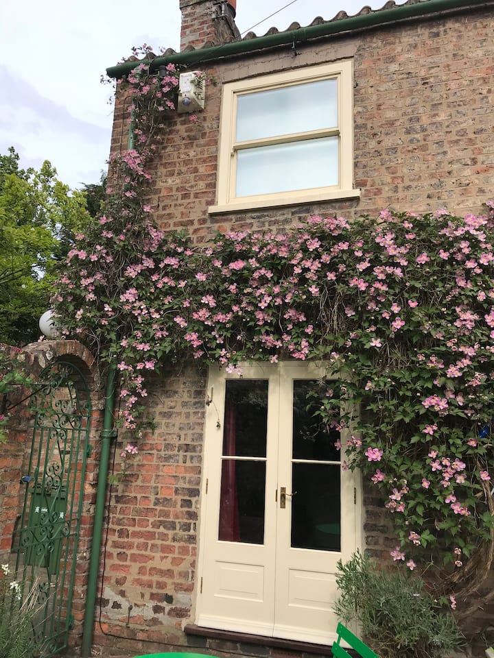 Period Cottage In York - York
