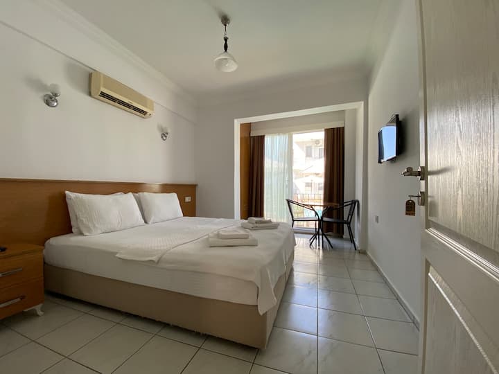 ÇIft Kişilik Havuz Manzaralı Oda - Fethiye