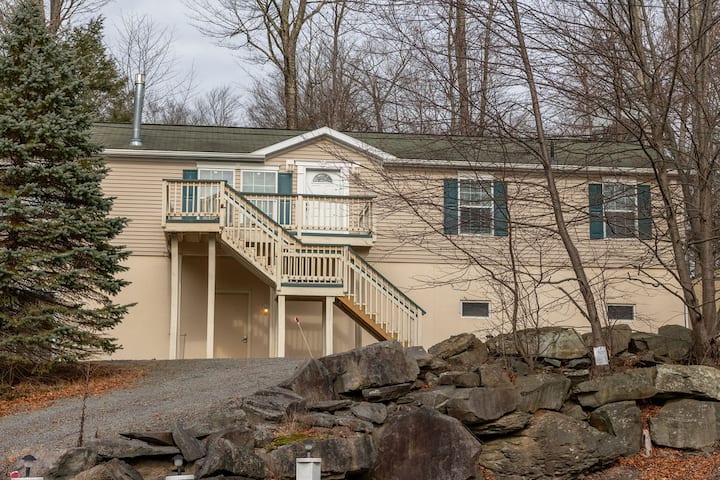 Cozy Poconos Getaway: Sauna, Ski & More - Lake Wallenpaupack, PA