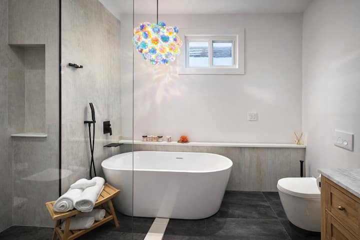 Chic Luxe Spa Retreat-lightfilled+king Bed+garage - Chicago