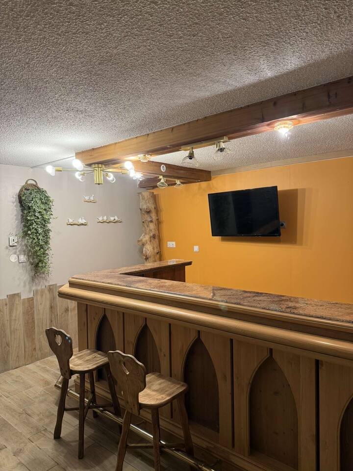 Le Savoyard : Bar & Jacuzzi - Haute-Savoie