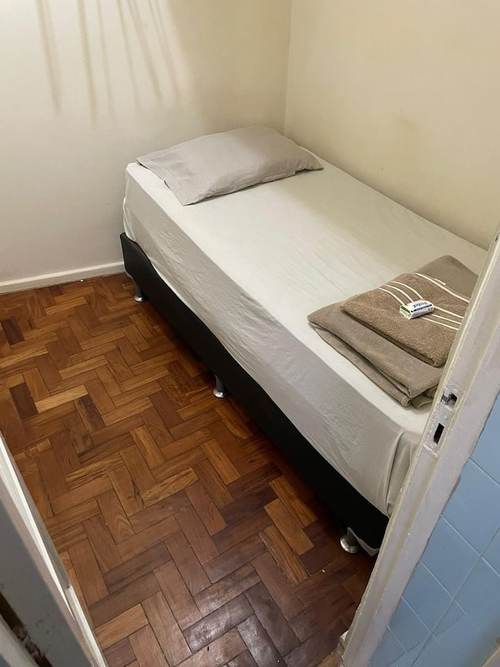 Quarto A Uma Rua Da Praia - Ipanema