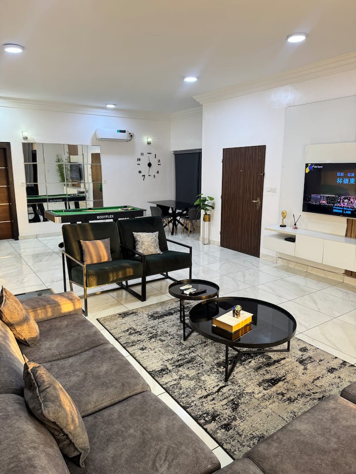 Big Apartment With Pool/gym/pool Table In Oniruvi - Lagos