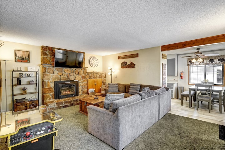 Cozy Winter Cabin Near Ski Beach & The Village - Big Bear Lake, CA