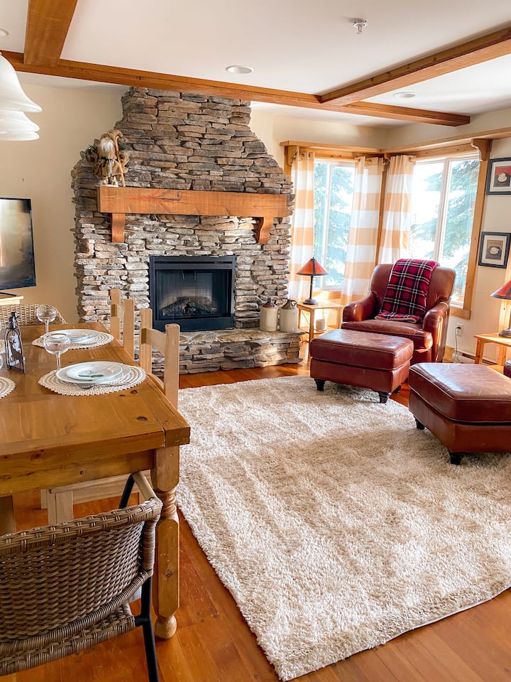 Cozy Ski-in/ski-out Chalet | 2br 2ba Big White - Canada