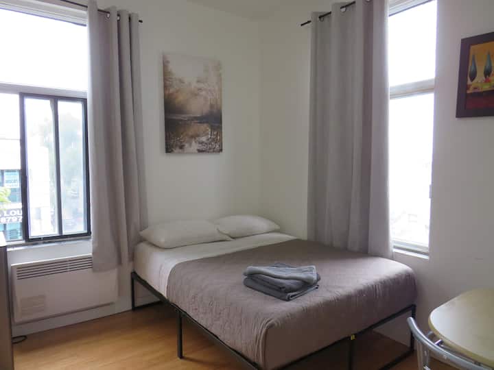 Quaint & Peaceful Getaway In Little Italy - Montréal