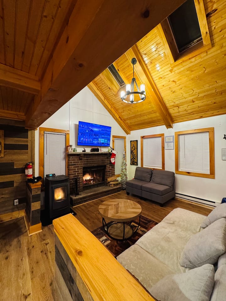 Pinenest
 
Cozy Fireplace & Breathtaking  Views. - Gouldsboro Lake, PA