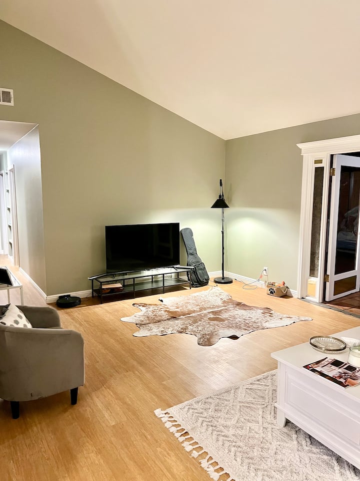 Blissful Santa Clarita Nest - Santa Clarita, CA