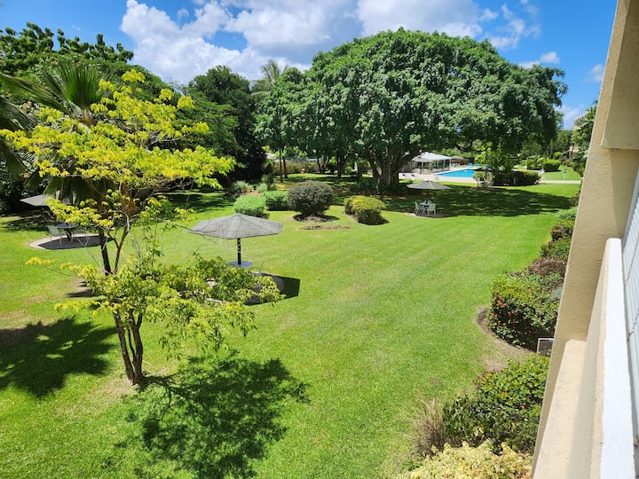 Golden View Getaway: Beach Club, Pool, Lush Garden - Barbados